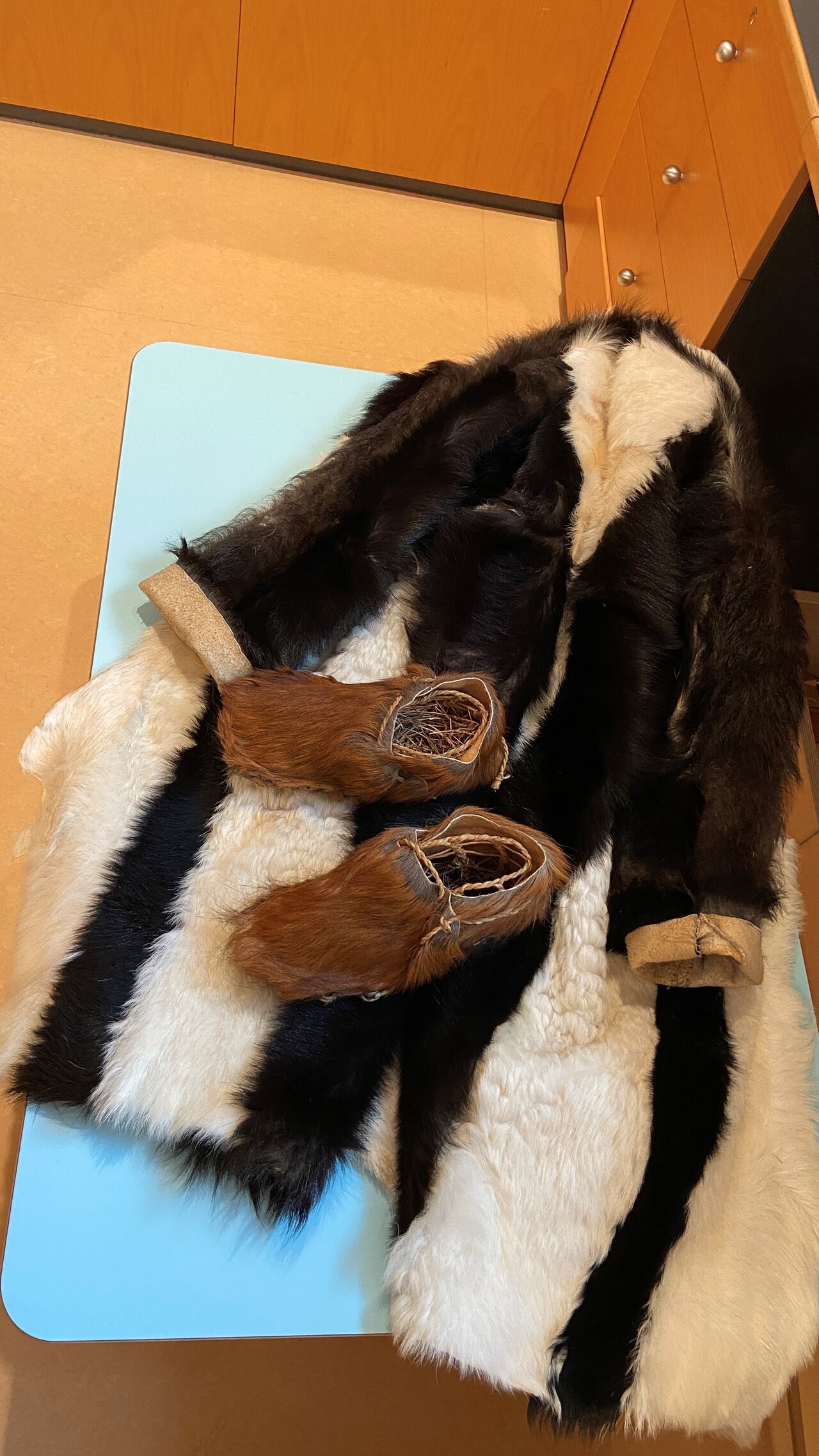 New reconstruction of the Iceman’s shoes and coat