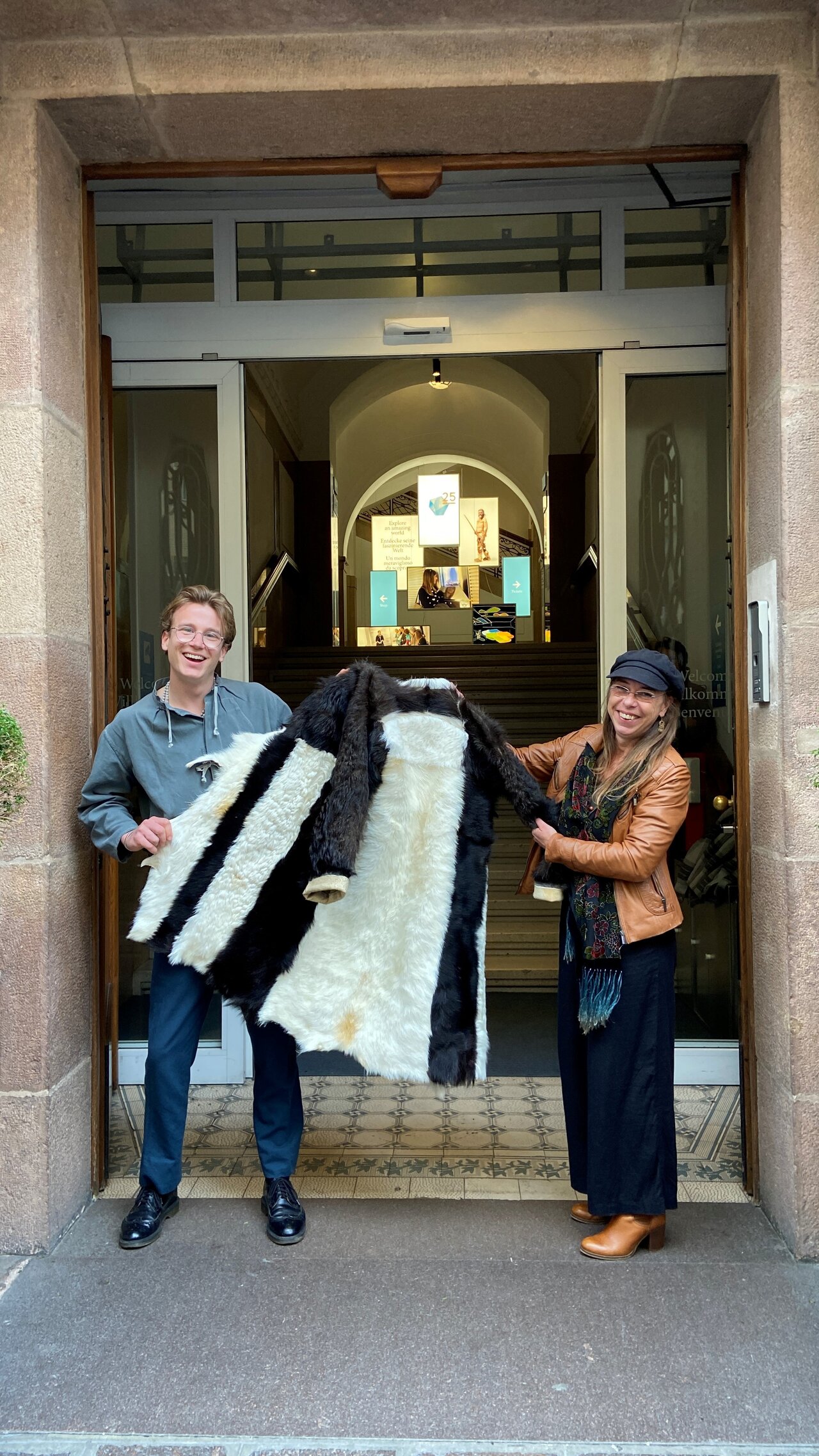 New reconstruction of the Iceman’s shoes and coat